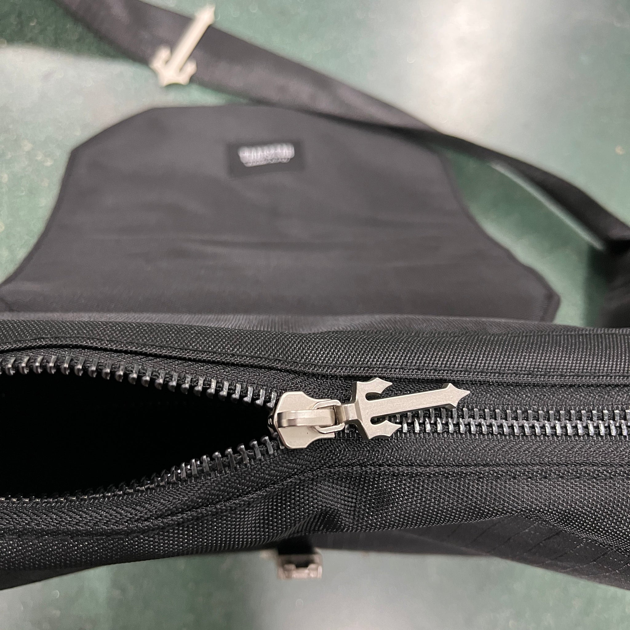 COBRA T BAG - BLACK / REFLECTIVE | trapstar bag | massger bag – ROGEDA T